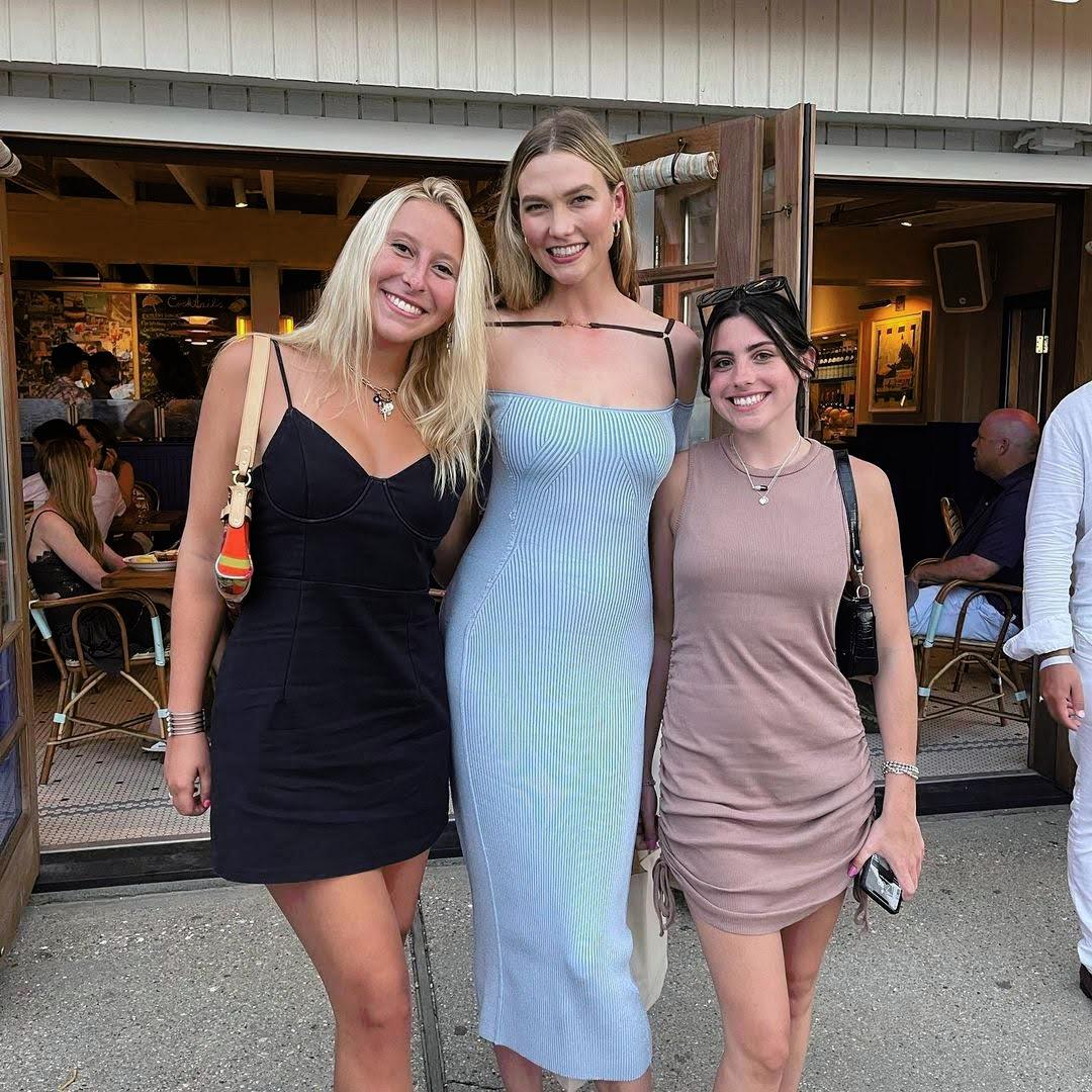 Karlie Kloss in the middle | Scrolller