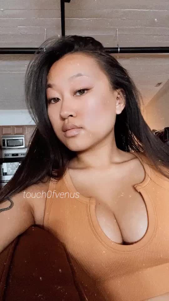 Keep your eyes up boys 💖 | Scrolller