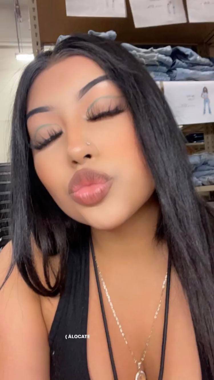 Kisses 💋 Scrolller