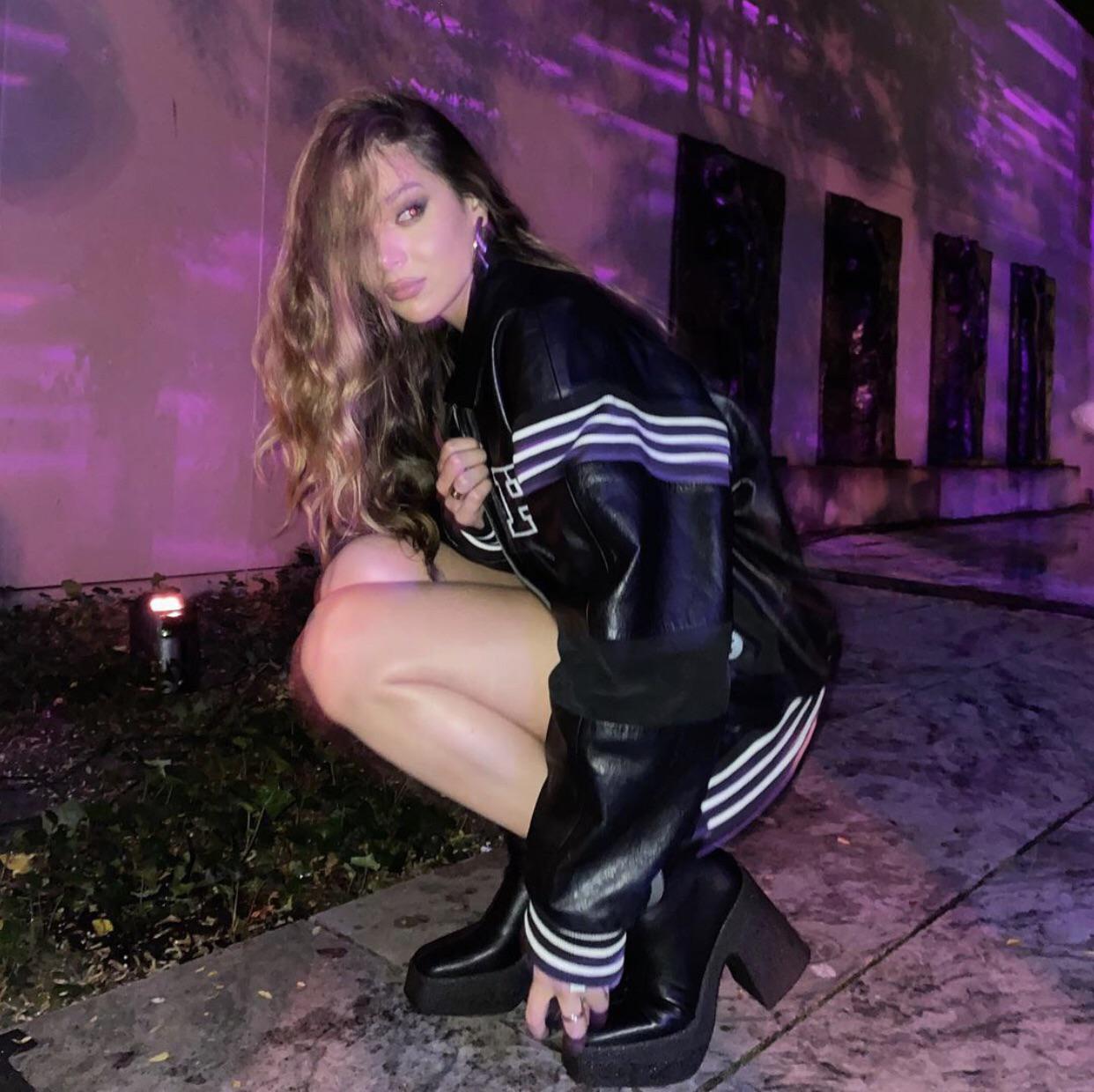 Kneeling to give a public blowjob | Scrolller