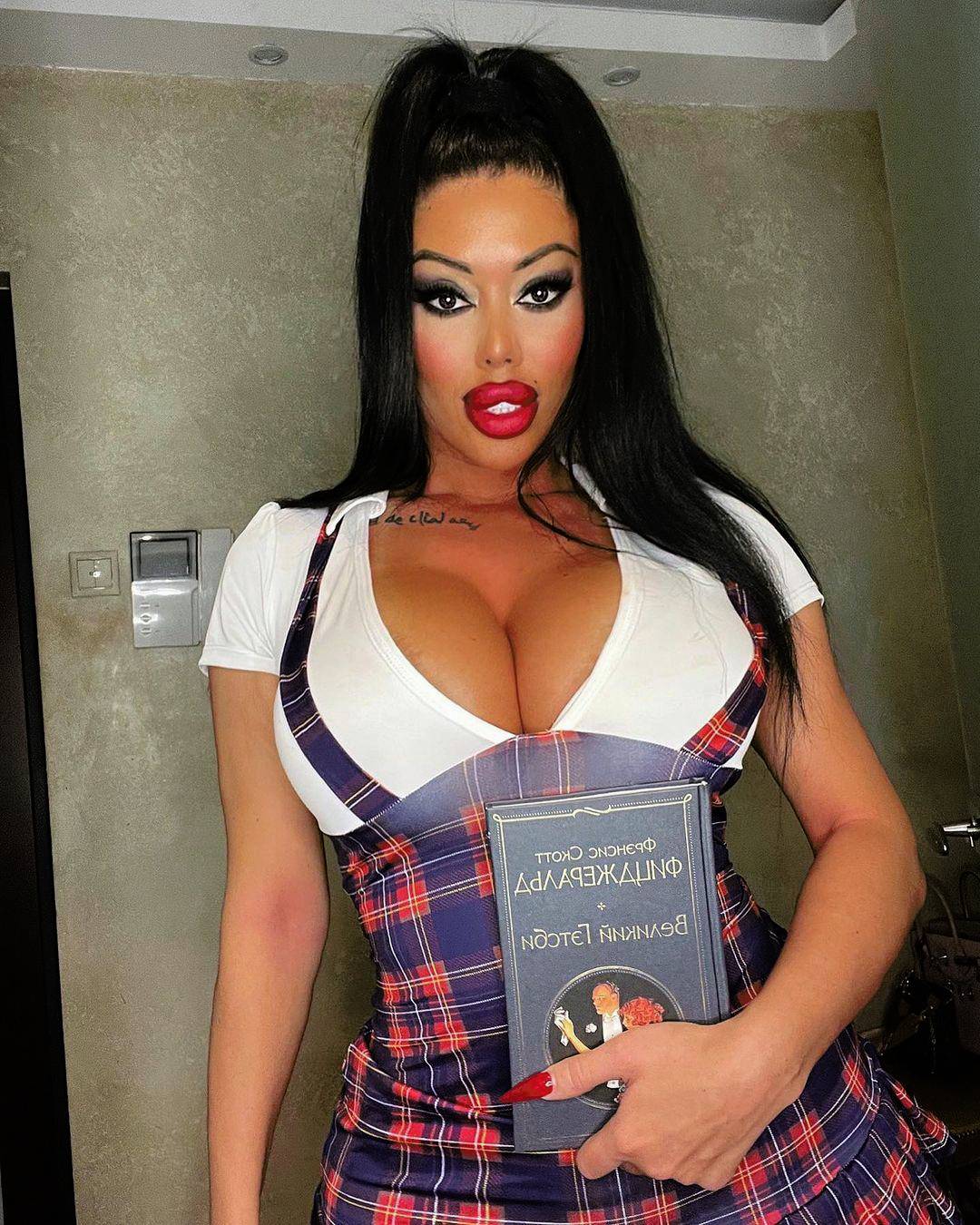 Lara Frost | Scrolller