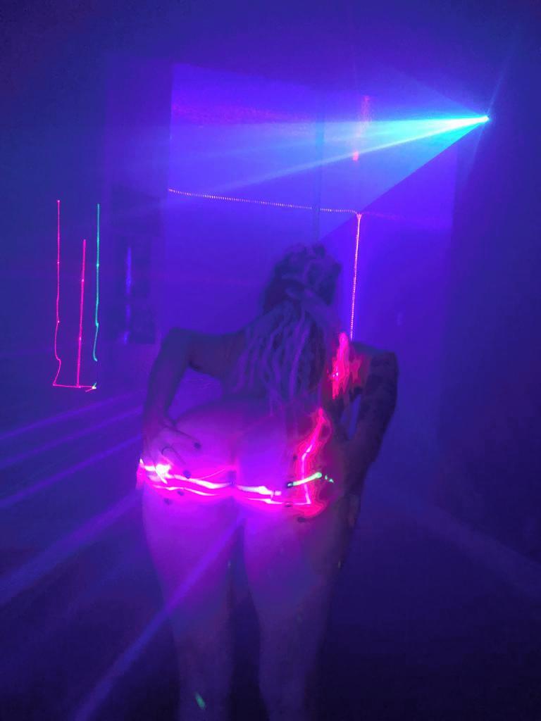 Lasers, smoke, black light and hot wife.. check | Scrolller