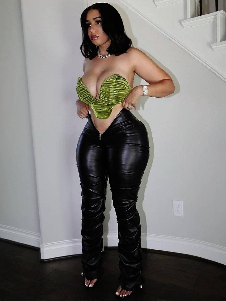 Latinas > | Scrolller