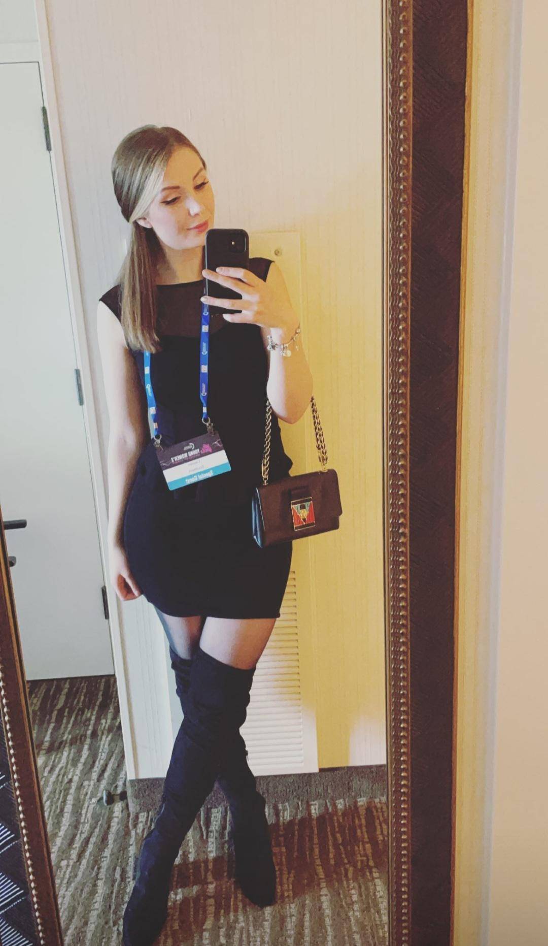 Lauren Just Loves To Show Off Her Body Scrolller