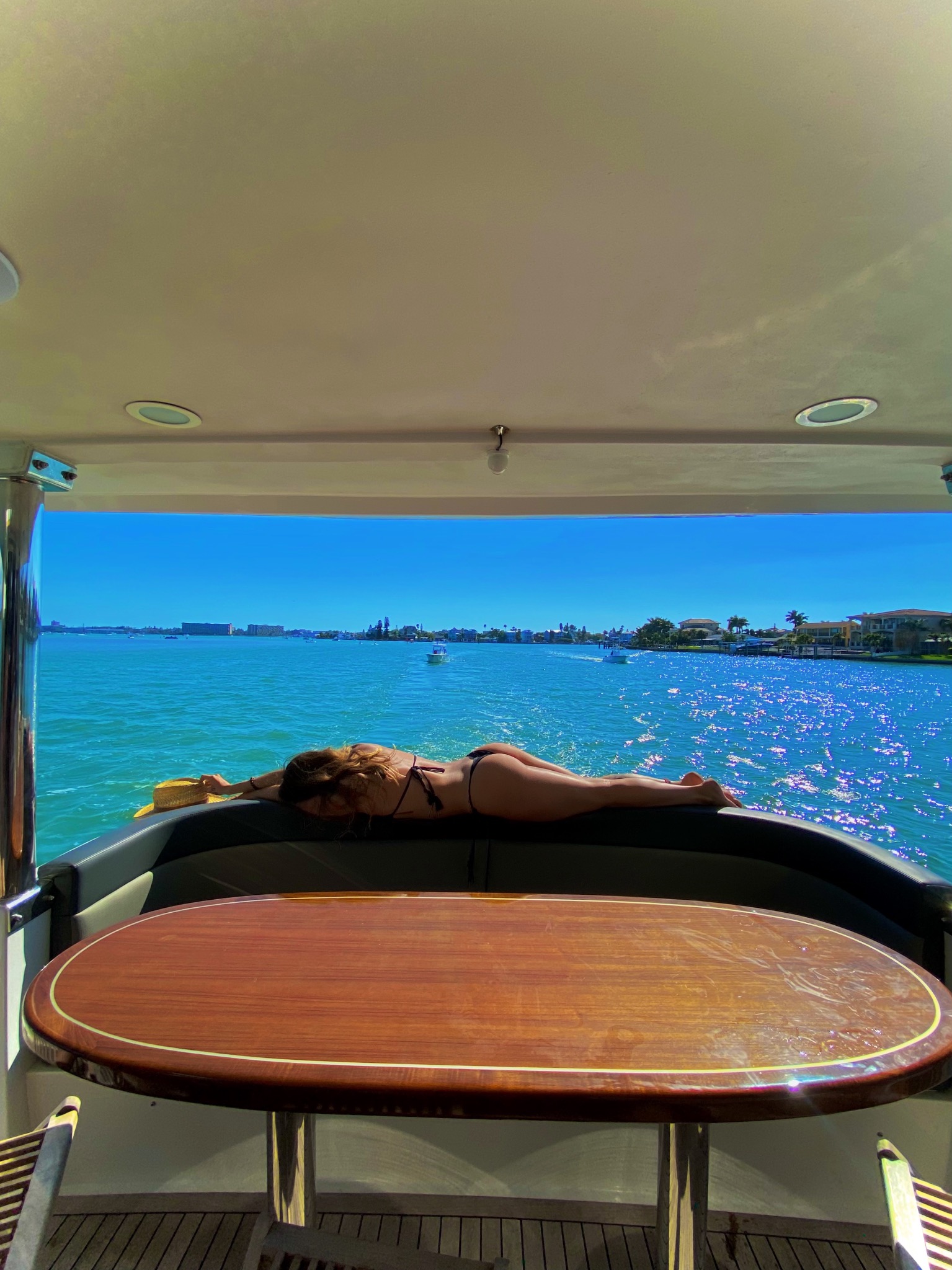 Laying out on the stern | Scrolller