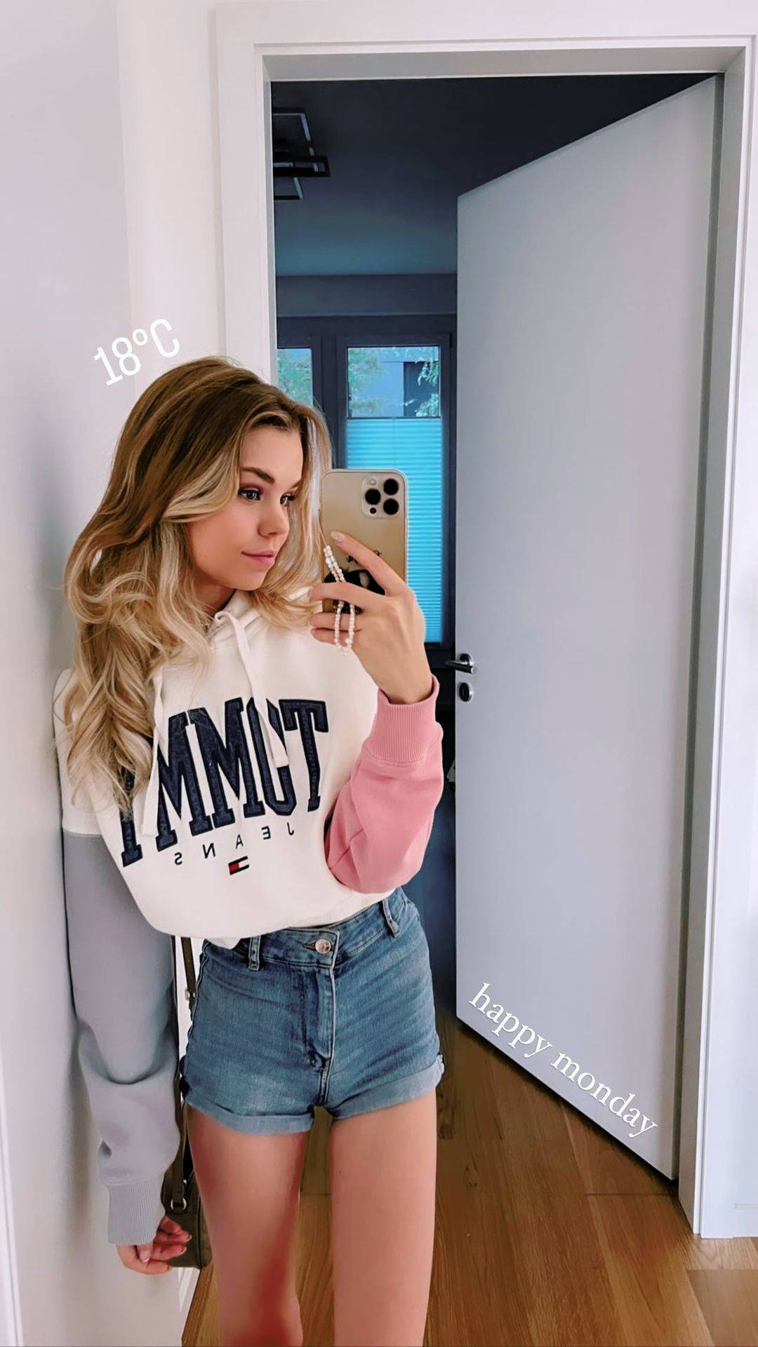 Lea zeigt Tigh Gap in Hot-Pants | Scrolller