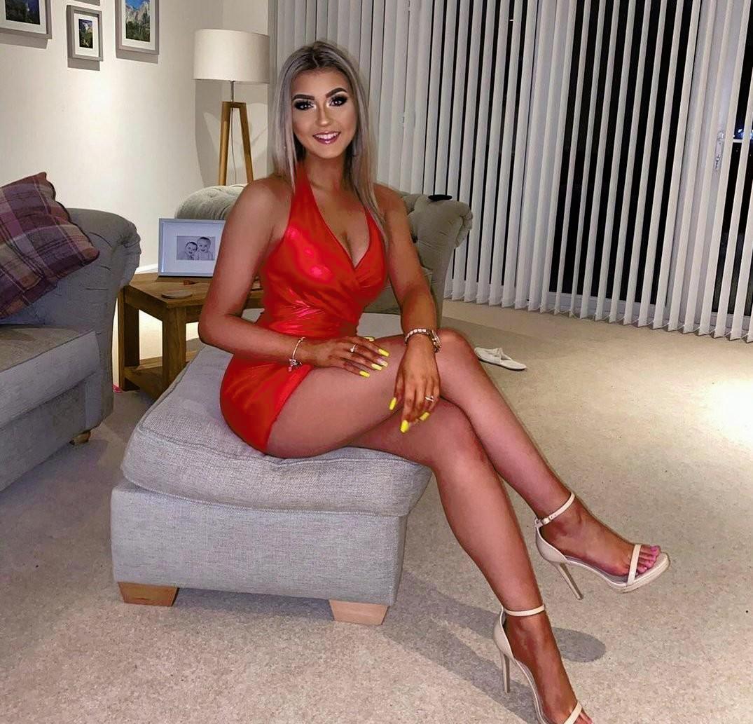 Legs crossed | Scrolller