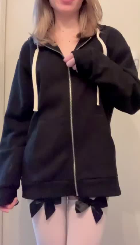 Let’s see what’s under my hoodie😉 [19F] | Scrolller