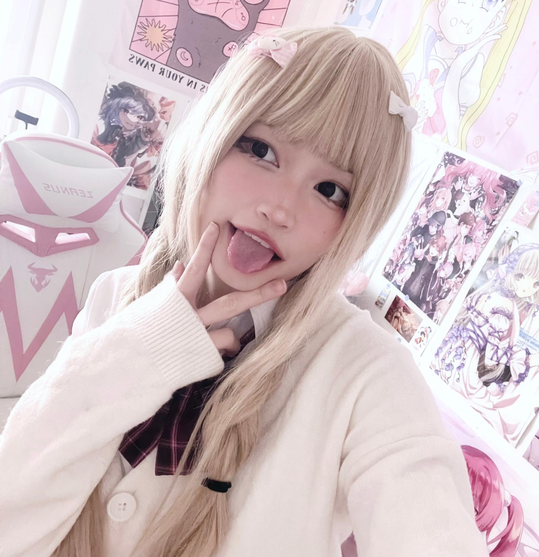 Lets Hang Out In My Geeky Room Scrolller