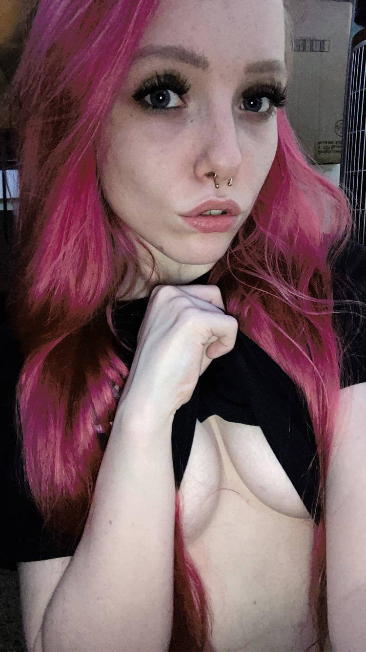 Like my makeup?👀 | Scrolller