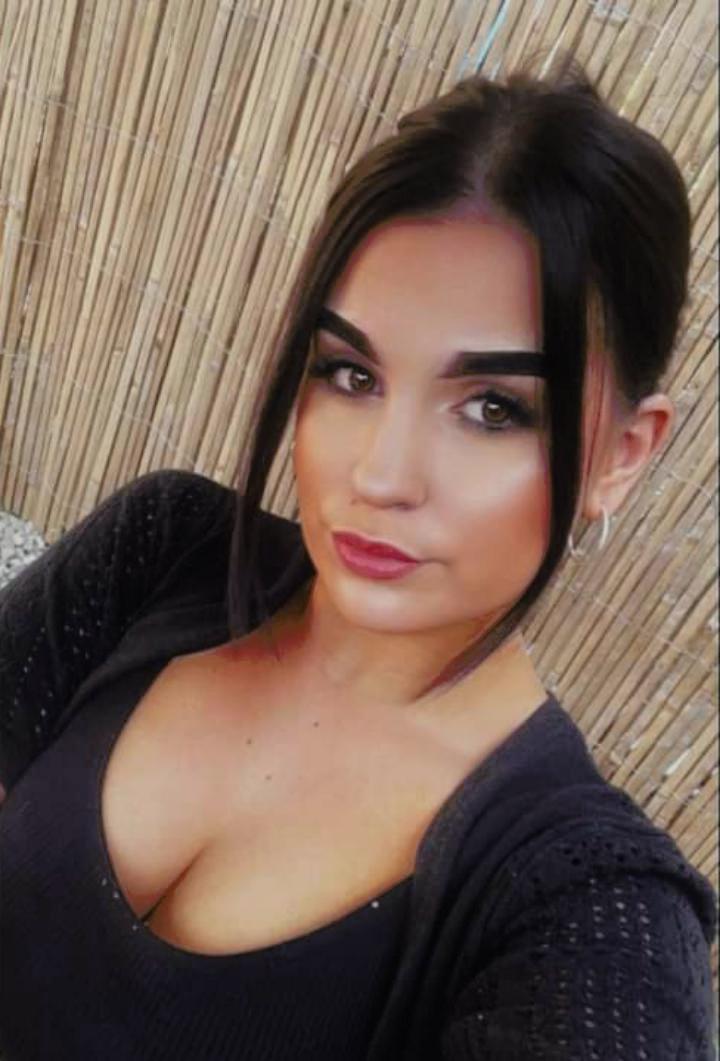 Lil bit of cleavage | Scrolller