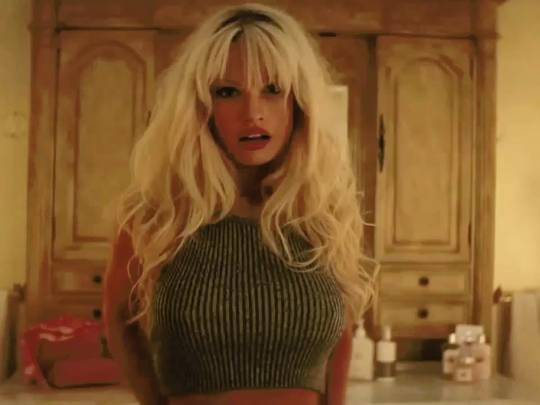 Lily James As Pam Anderson In Pam And Tommy Scrolller