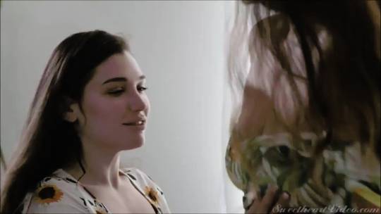 Intimate Kissing | Scrolller