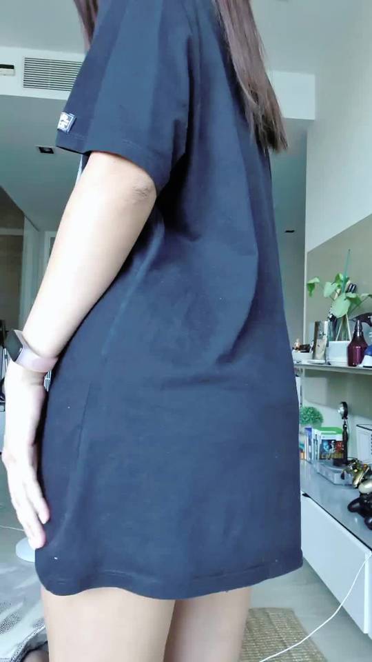 Should I wear more large tee? | Scrolller