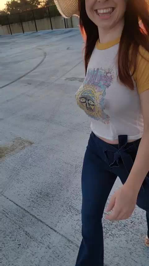 Little flash on the way to the car [gif] | Scrolller