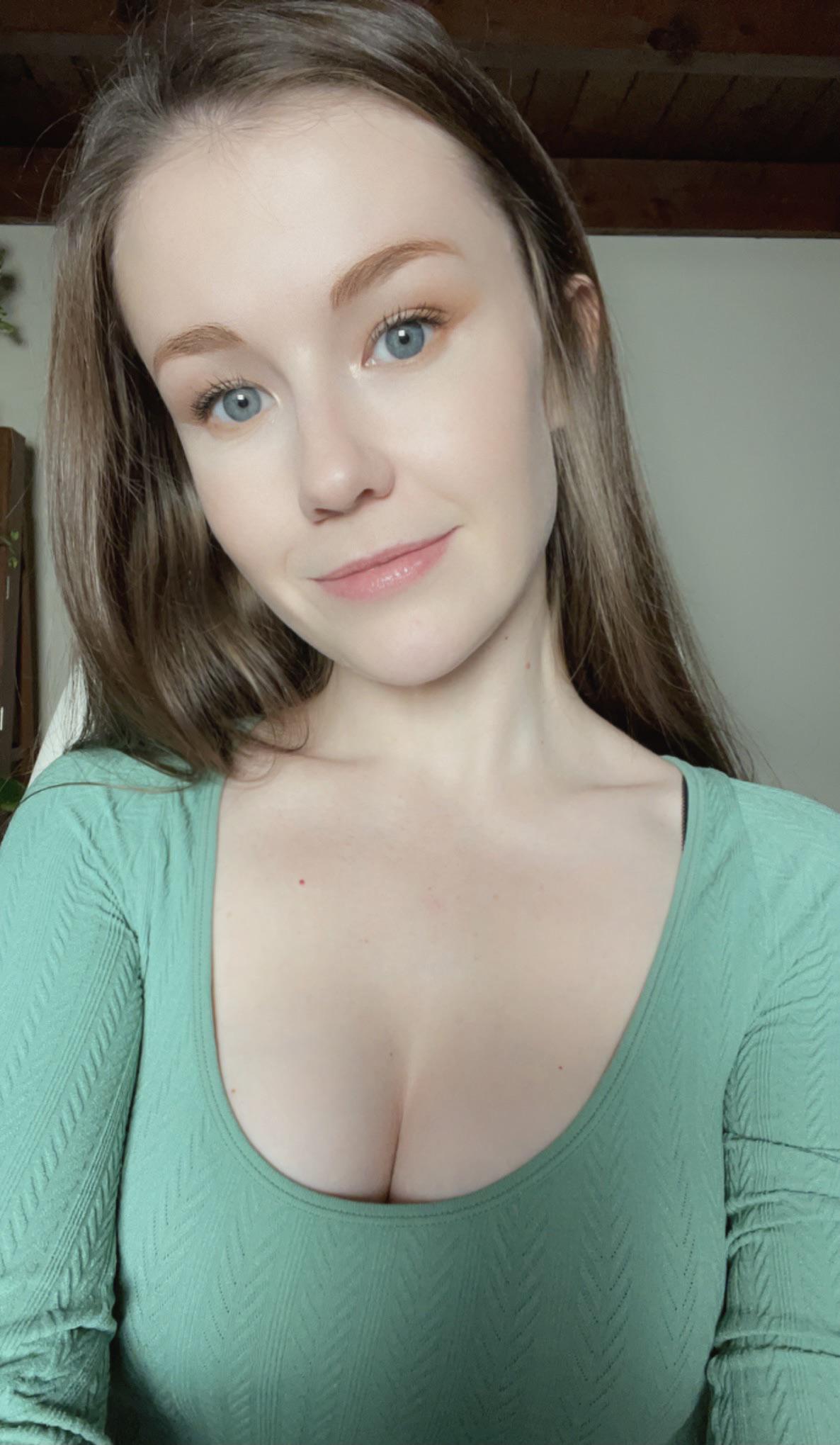 Live on twitch.tv/EmilyBloomShow rn | Scrolller