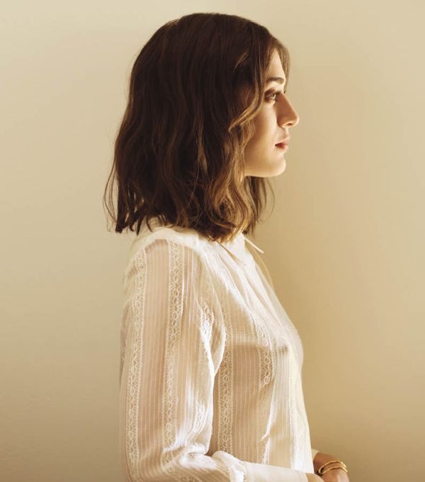 Lizzy Caplan | Scrolller