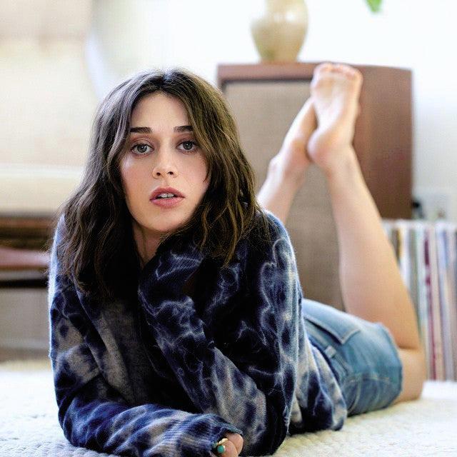 Lizzy Caplan | Scrolller