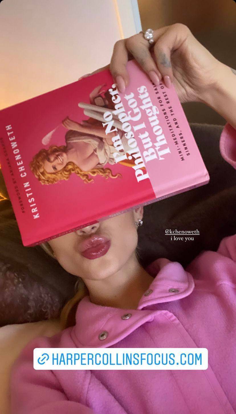 Look at those perfect cocksucking lips poking out | Scrolller