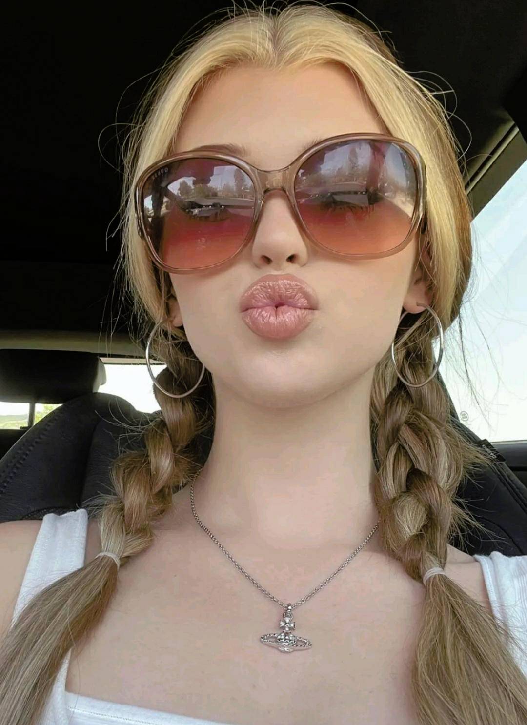 Loren lips are made for dick pleasing | Scrolller