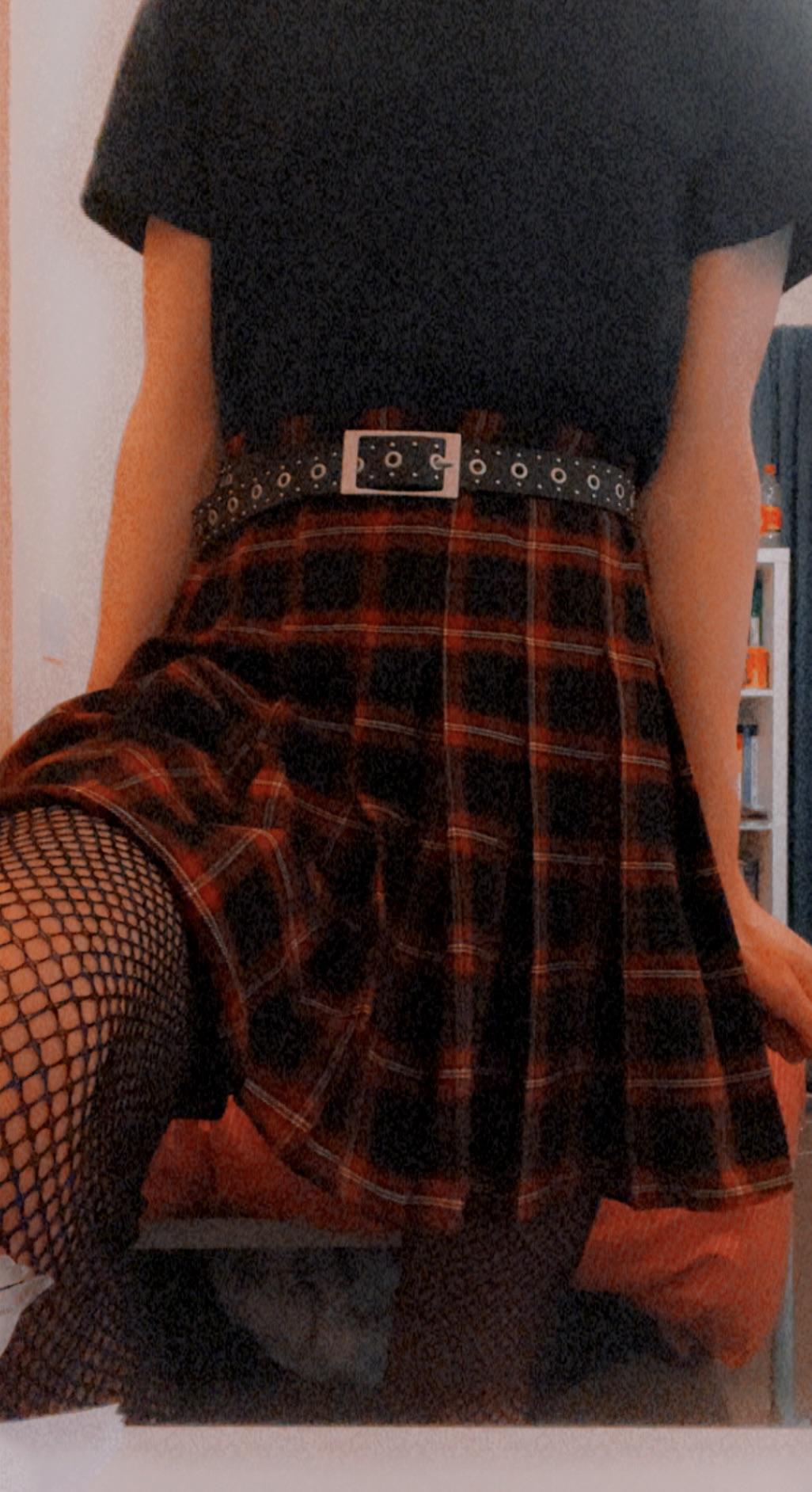 Love a skirt, belt and fishnets | Scrolller