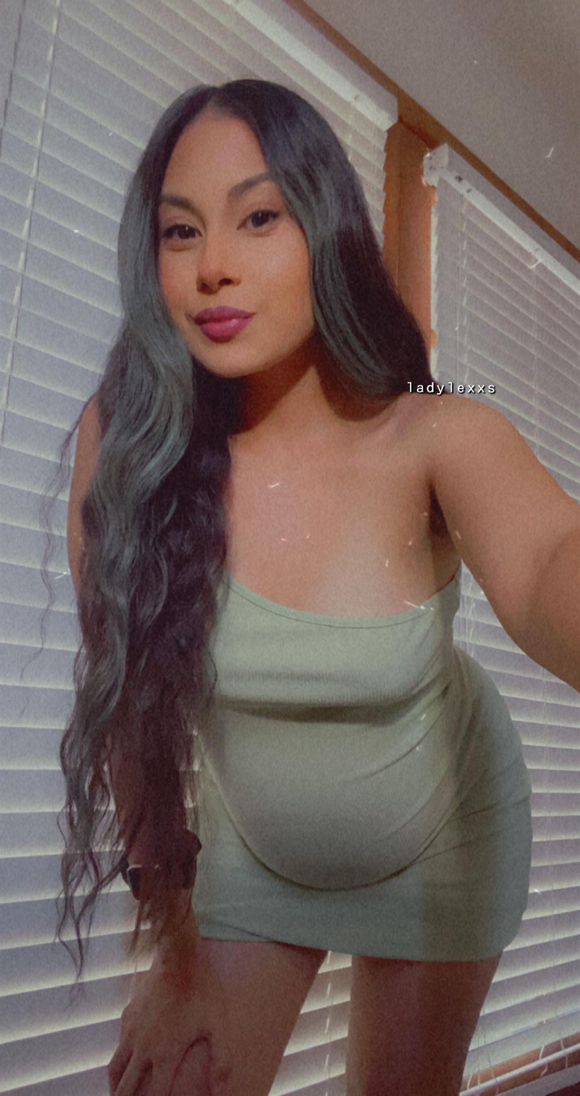 Loving my round pregnant belly ♥️ | Scrolller