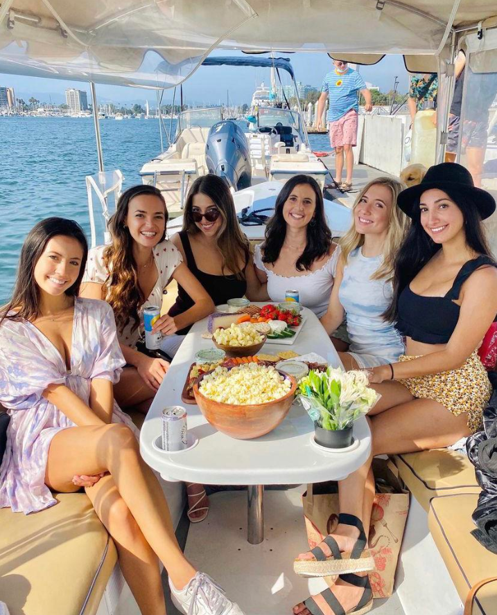 Lunchtime on the boat | Scrolller