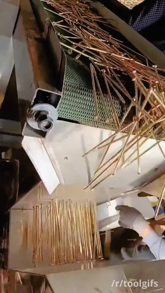 Magnetically aligning screws for packing | Scrolller