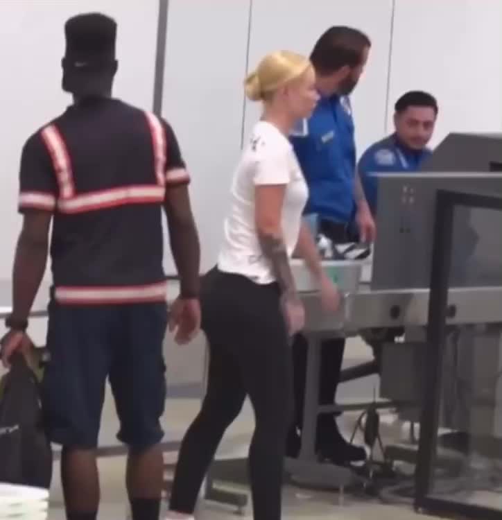 Making TSA look 👀🍑 | Scrolller