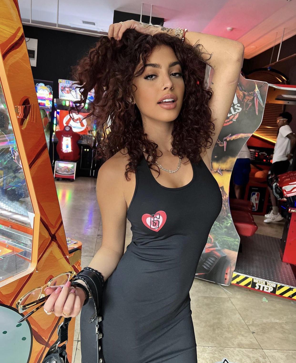 Malu in tight dress | Scrolller