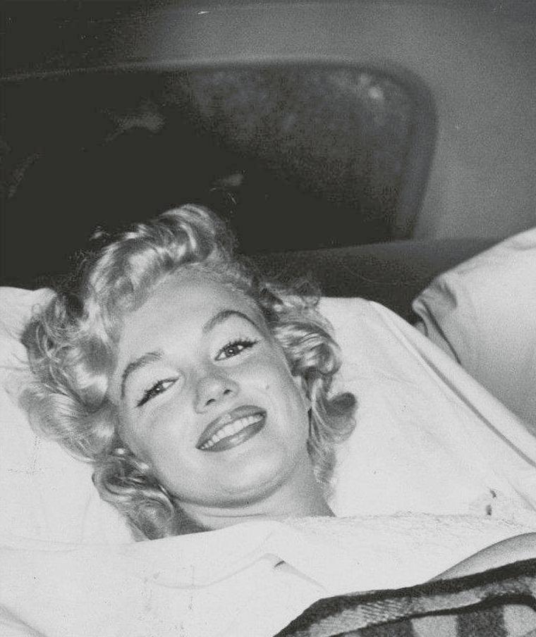 Marilyn leaving the hospital after losing her baby, 1957 | Scrolller