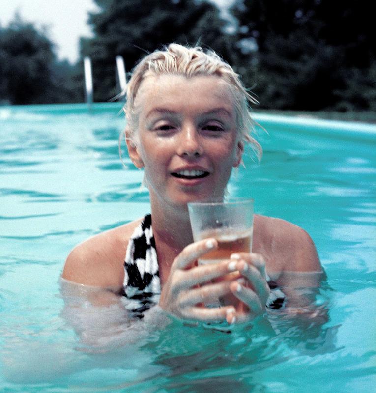 Marilyn . no makeup . 1960 . Chillin' in the pool | Scrolller