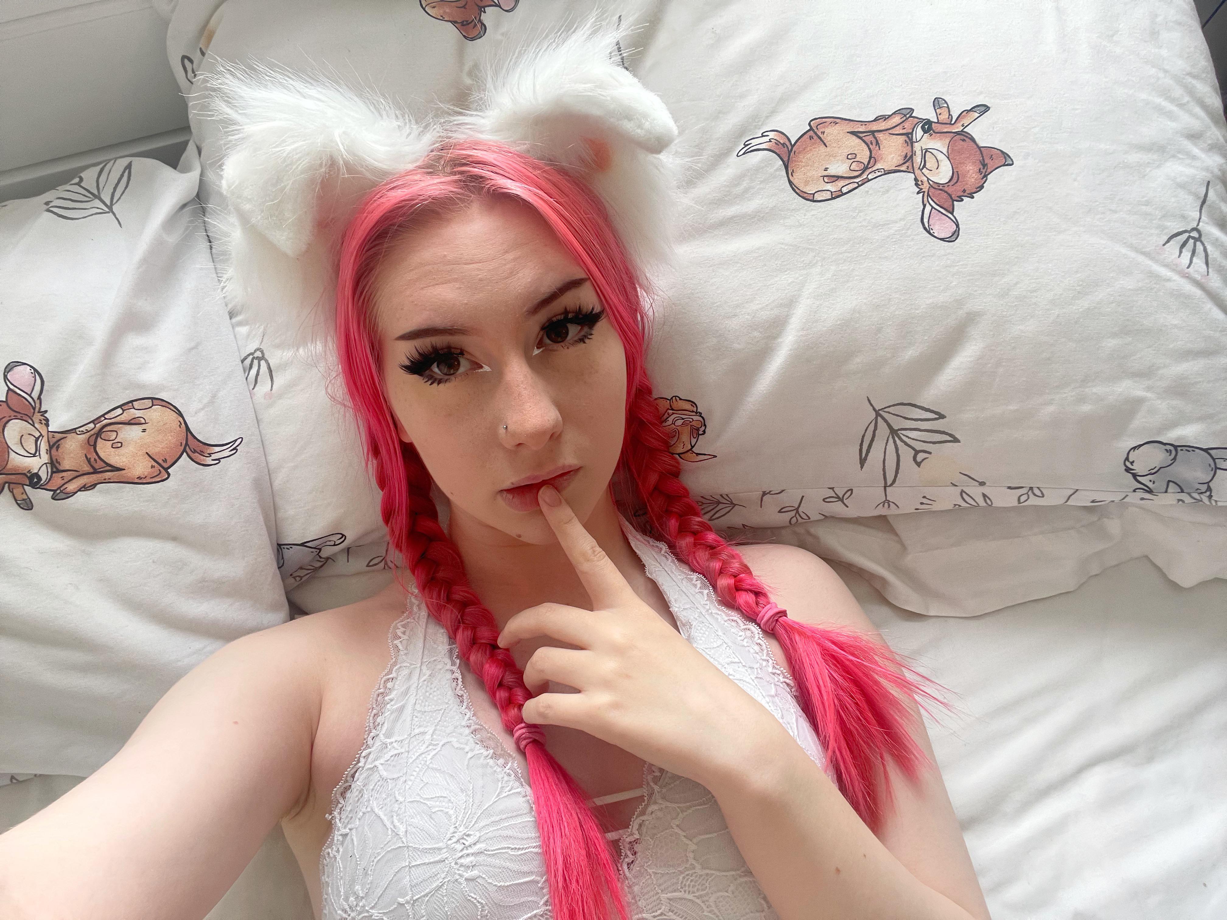 Master come to bed… please? | Scrolller