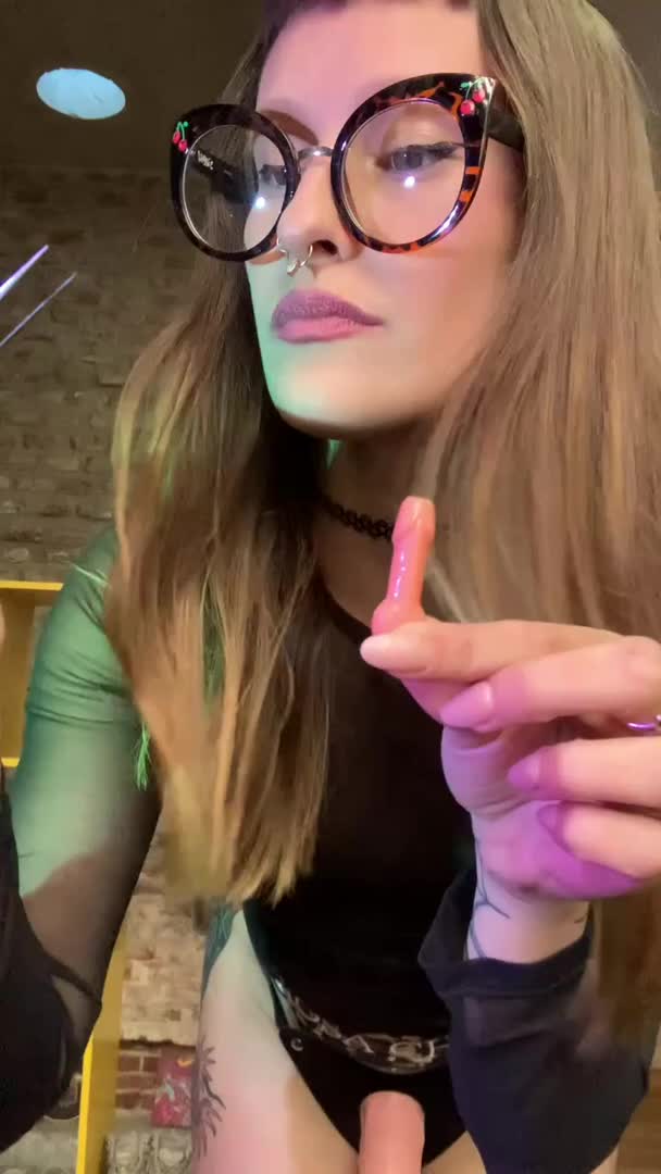 masturbating with a tweezers? really? you have such a small cliti boi | Scrolller