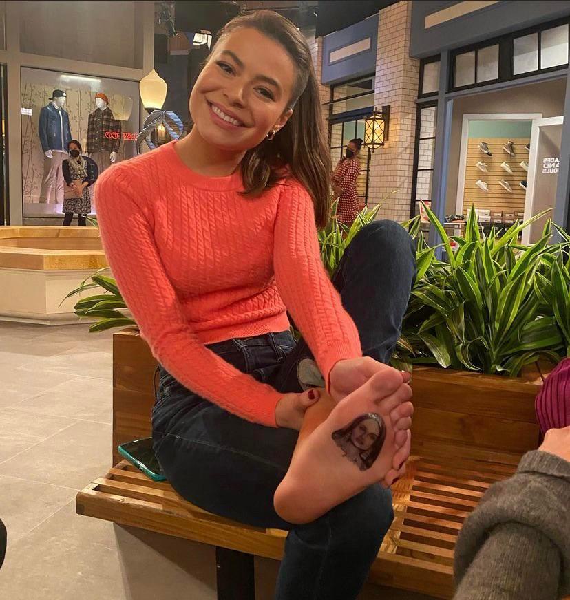 Miranda Cosgrove Scrolller