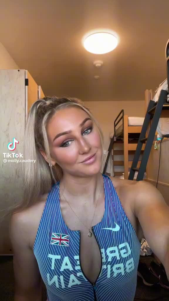 Molly Caudery | Scrolller