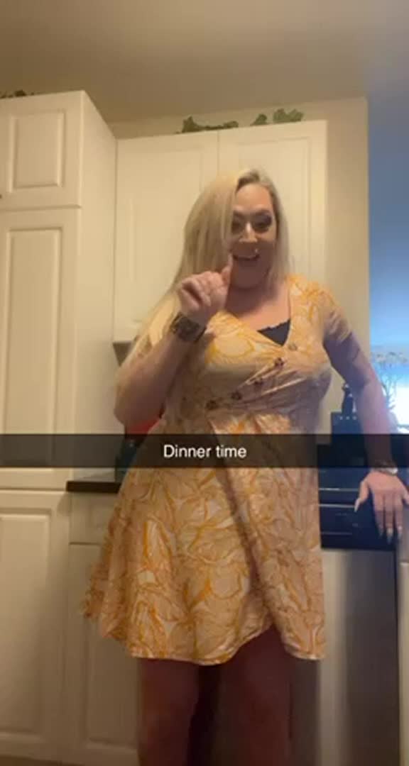 Mommy has a special dinner planned for you! Hope you're hungry' | Scrolller