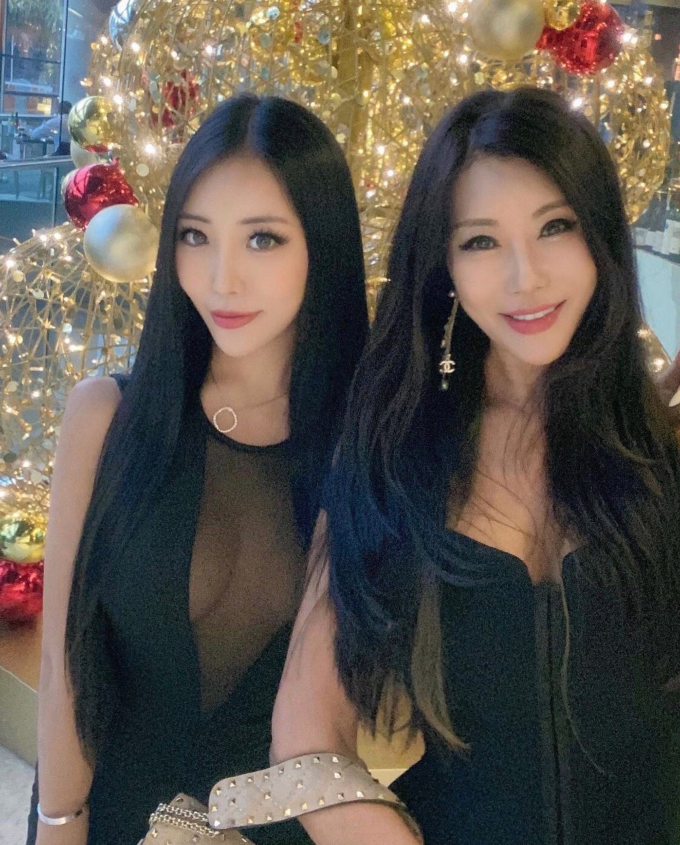 Mother and daughter | Scrolller