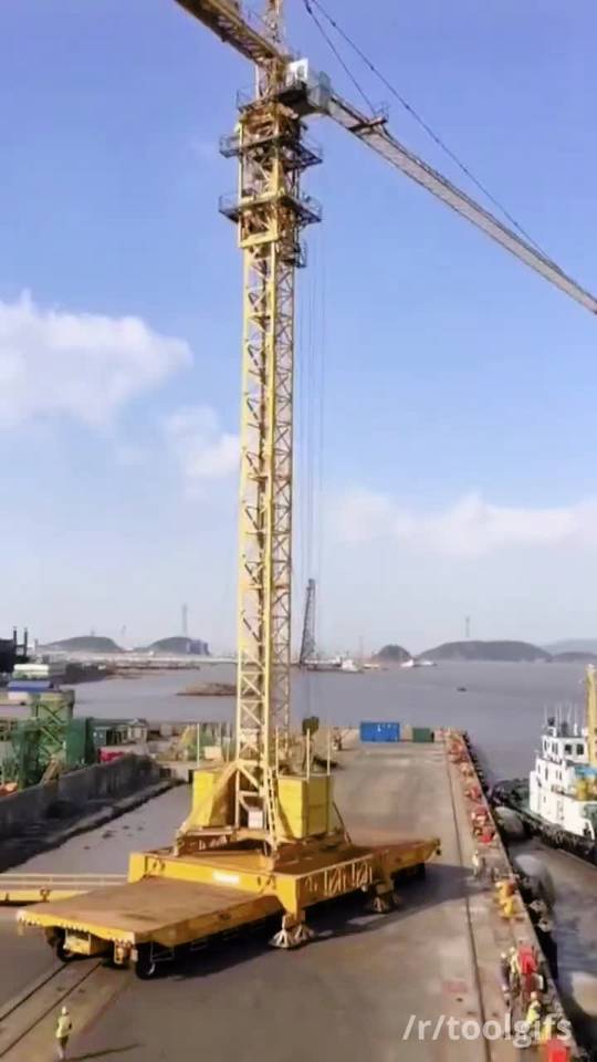 Moving a crane | Scrolller