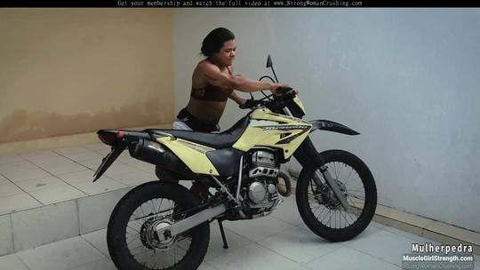 Mulherpedra Tries To Lift A Heavy Motorcycle | Scrolller