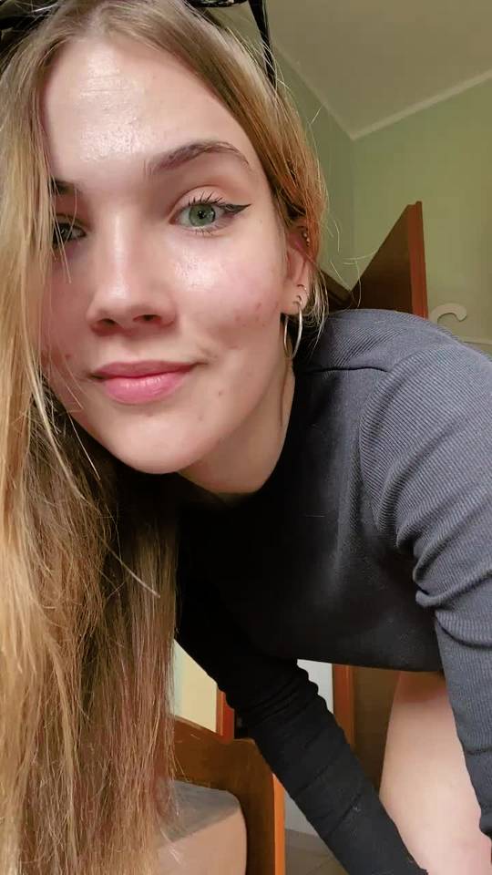 My butt is hungry for your dick, are you hungry for my butt? | Scrolller