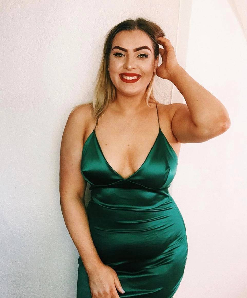 My curves make myself horny 🤭😈 | Scrolller