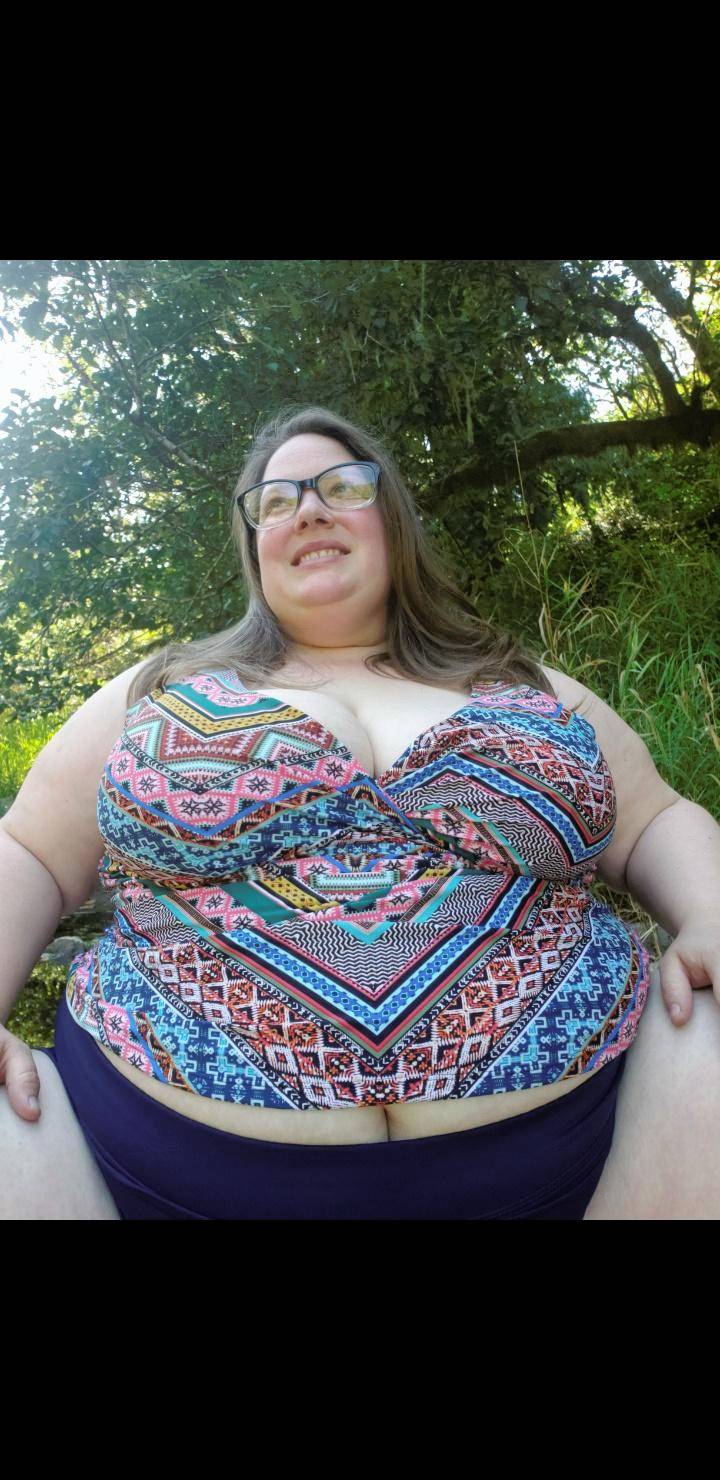 My cute belly button peeking out | Scrolller