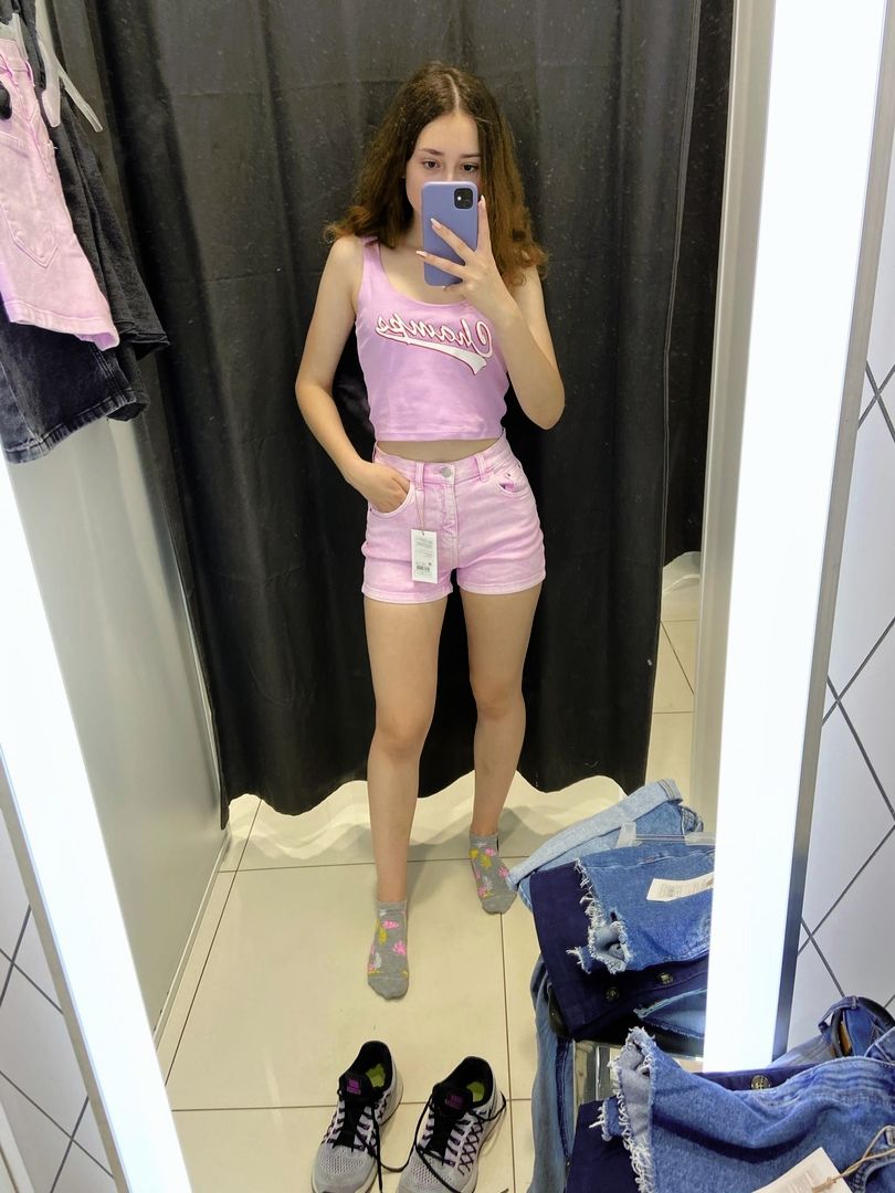 My lil sis 19 y/o | Scrolller