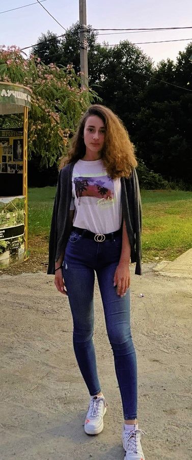 My lil sis 19 y/o | Scrolller