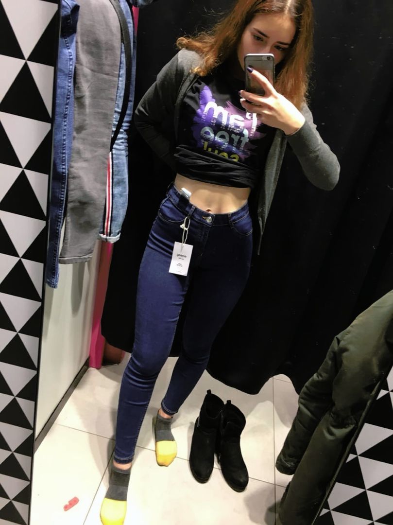 My lil sis 19 y/o | Scrolller