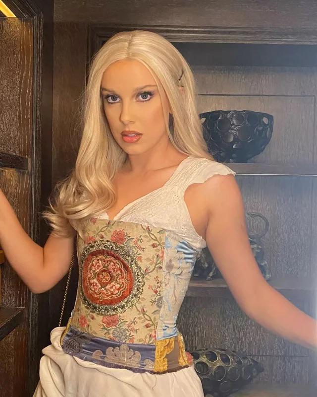 My little step sis just turned 18. How should I welcome her to her adulthood? | Scrolller