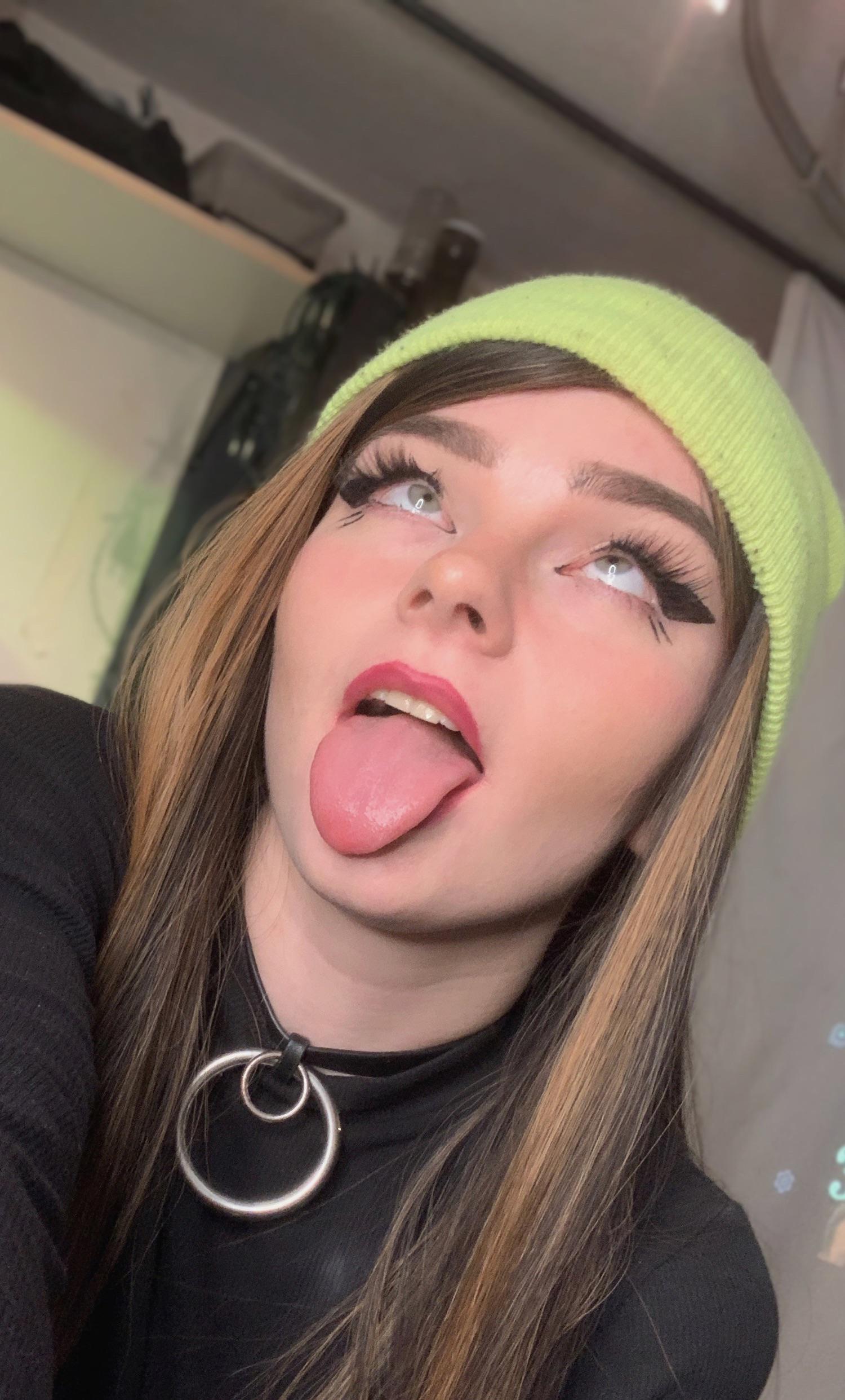 My tongue is waiting 💦 | Scrolller