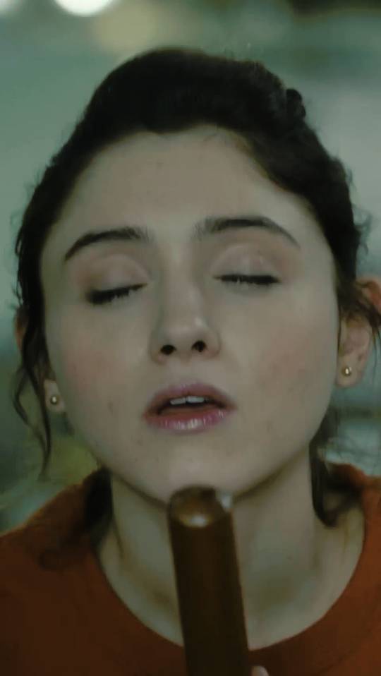 Natalia Dyer Scrolller