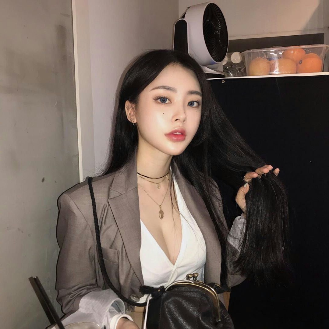 Need someone to play with my hair | Scrolller